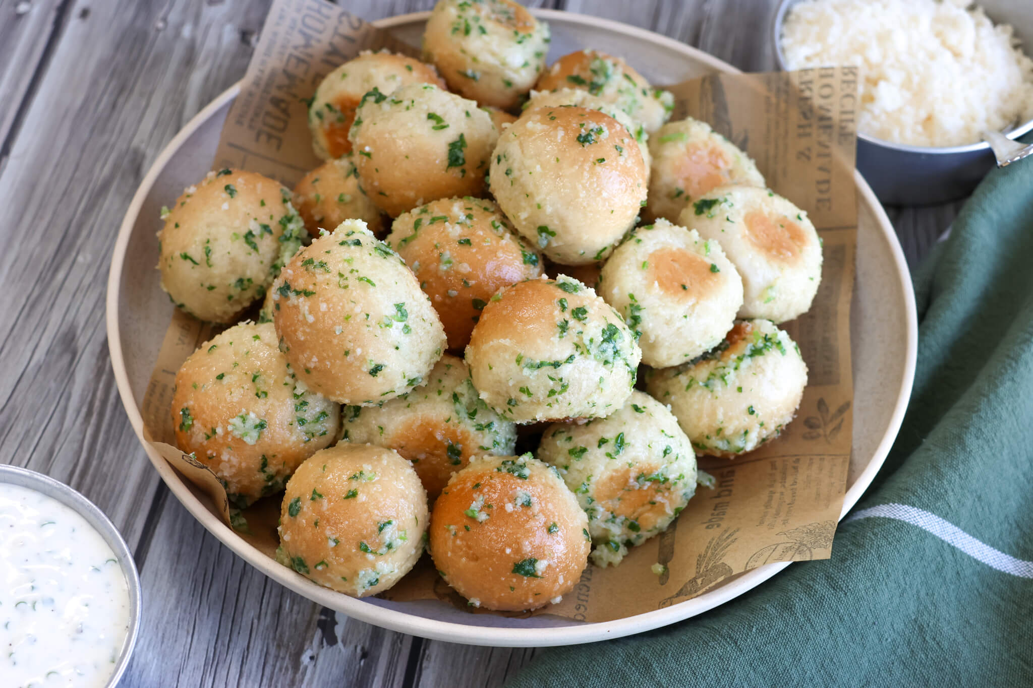 Hvidløgskugler med parmesan | One Kitchen - A Thousand Ideas